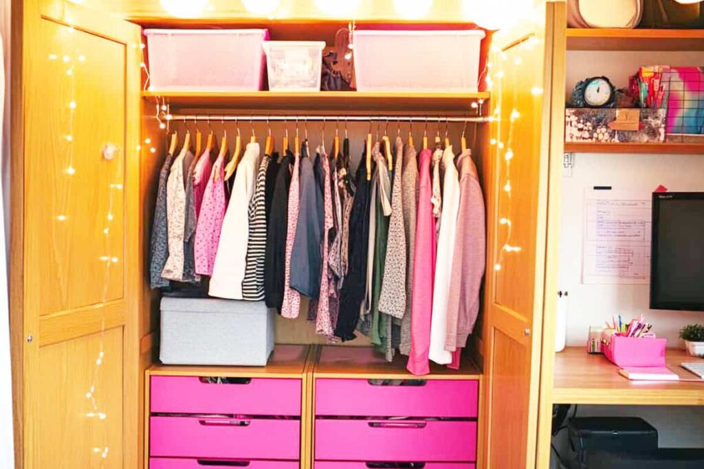 39 Clever Dorm Closet Organization Tips You Absolutely Need